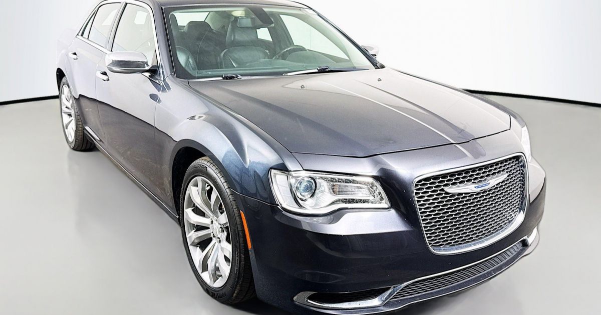 Used 2018 Chrysler 300 Limited for sale at HGreg