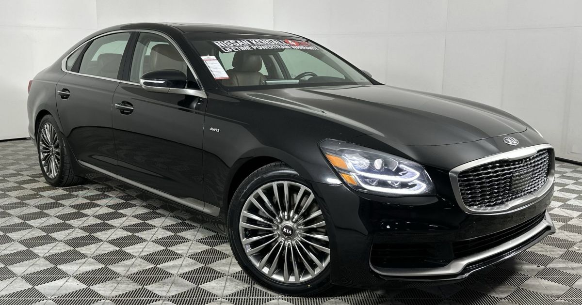 Used 2019 Kia K900 Luxury for sale at HGreg